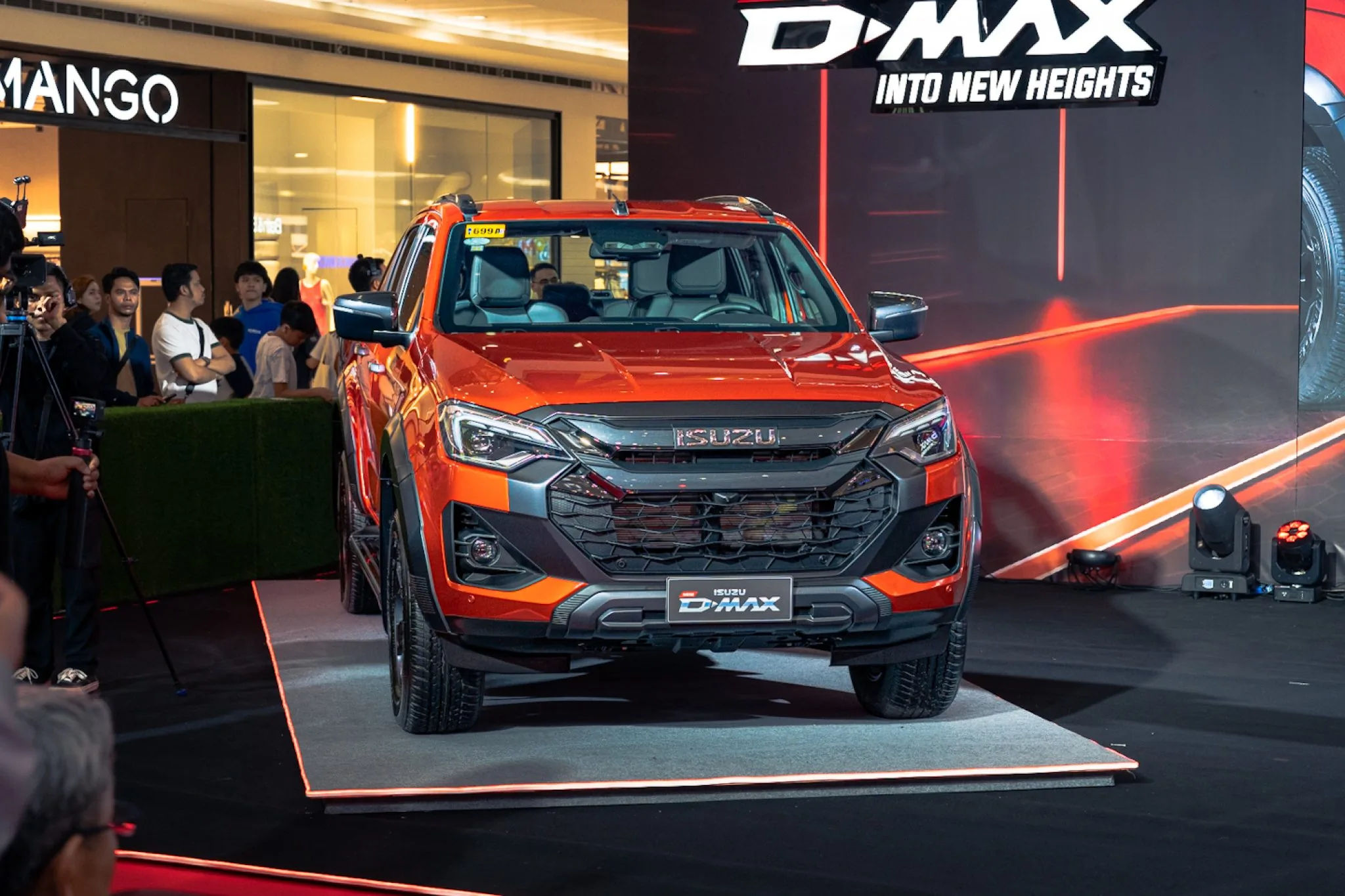 Isuzu Philippines launches refreshed D-MAX—Priced from P938,000-P1 ...