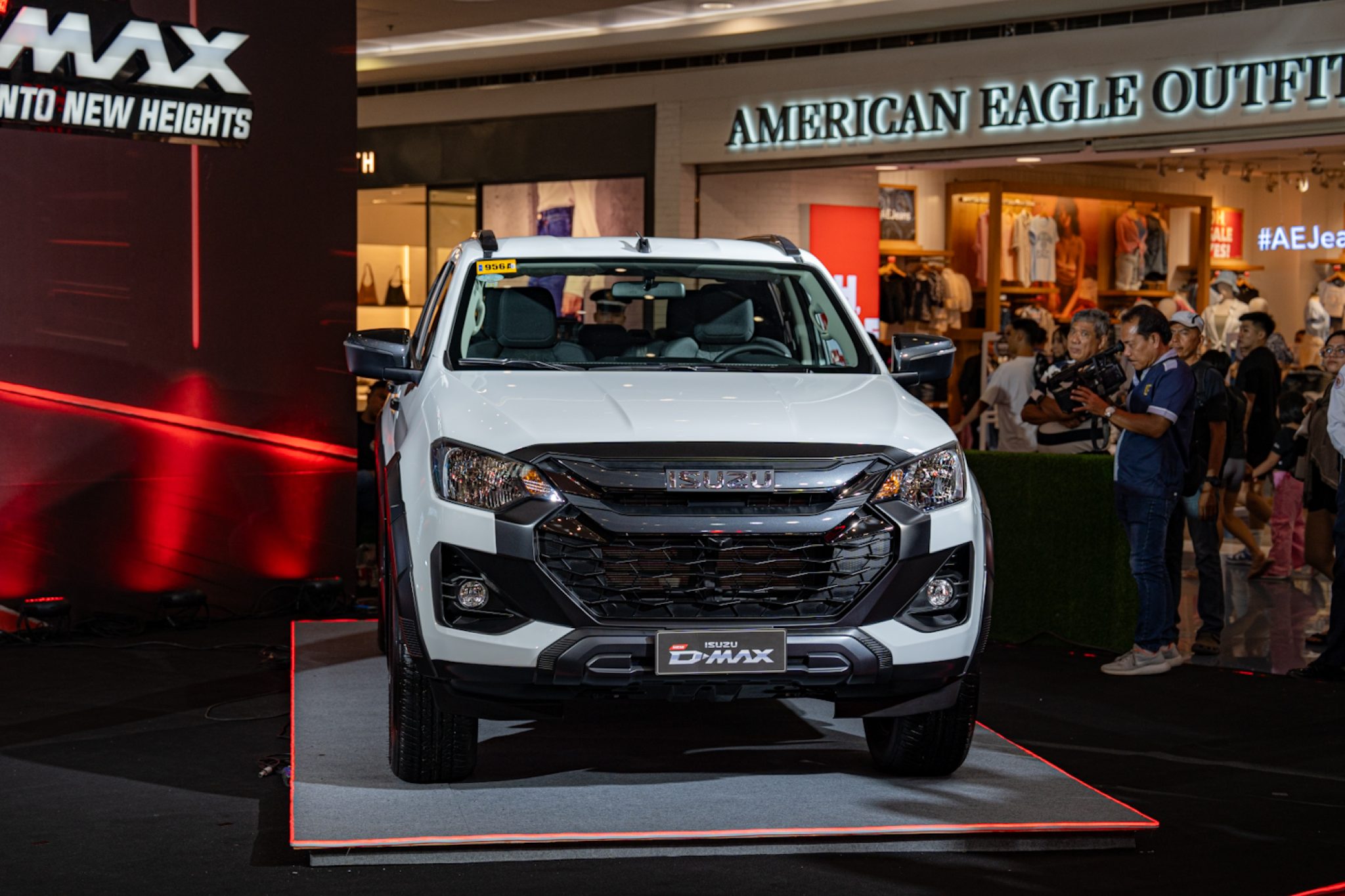 Isuzu Philippines launches refreshed D-MAX—Priced from P938,000-P1 ...